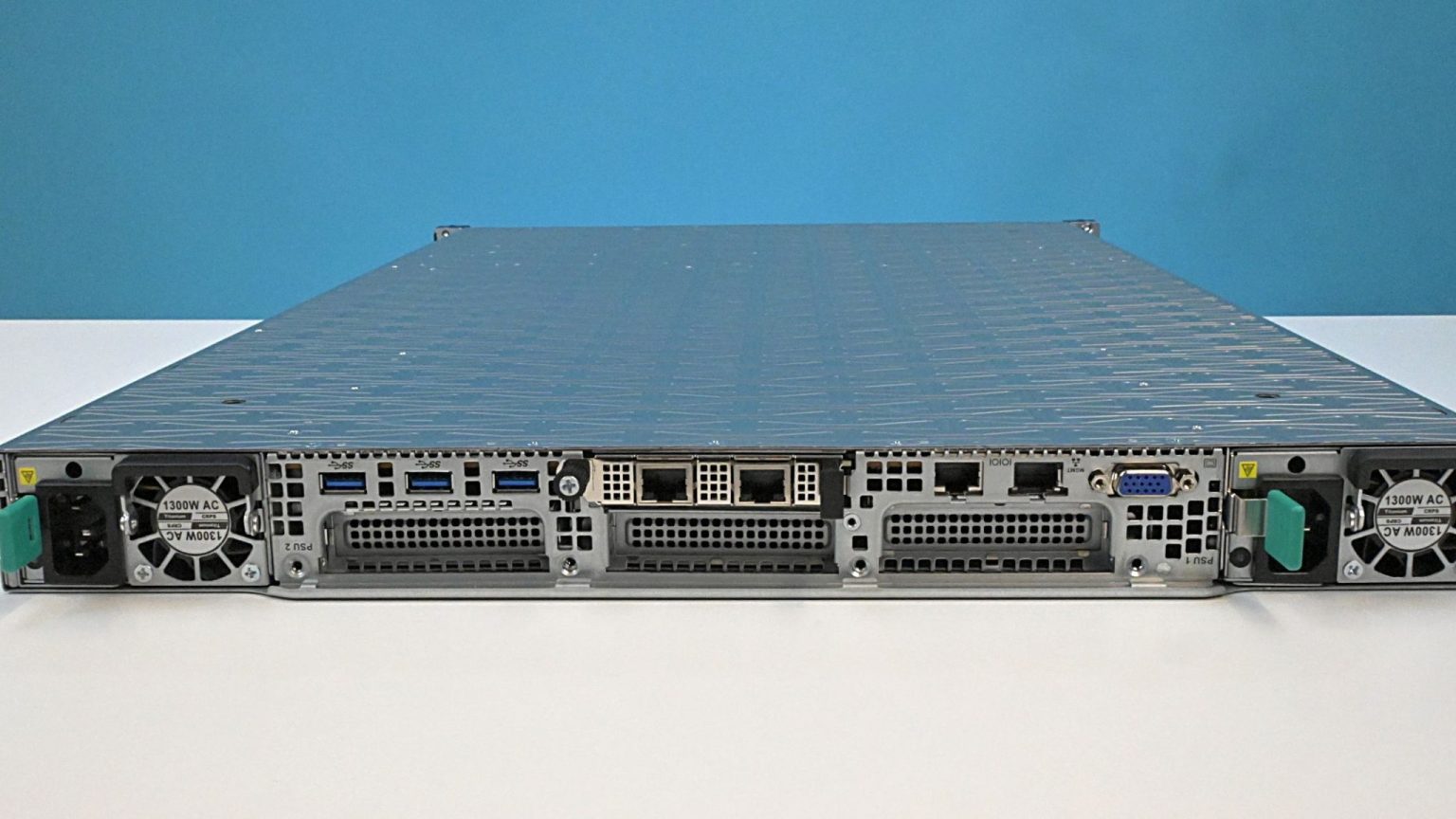 Intel Server System M50CYP1UR204 : Riešenie s CPU Xeon a 32 vláknami na ...